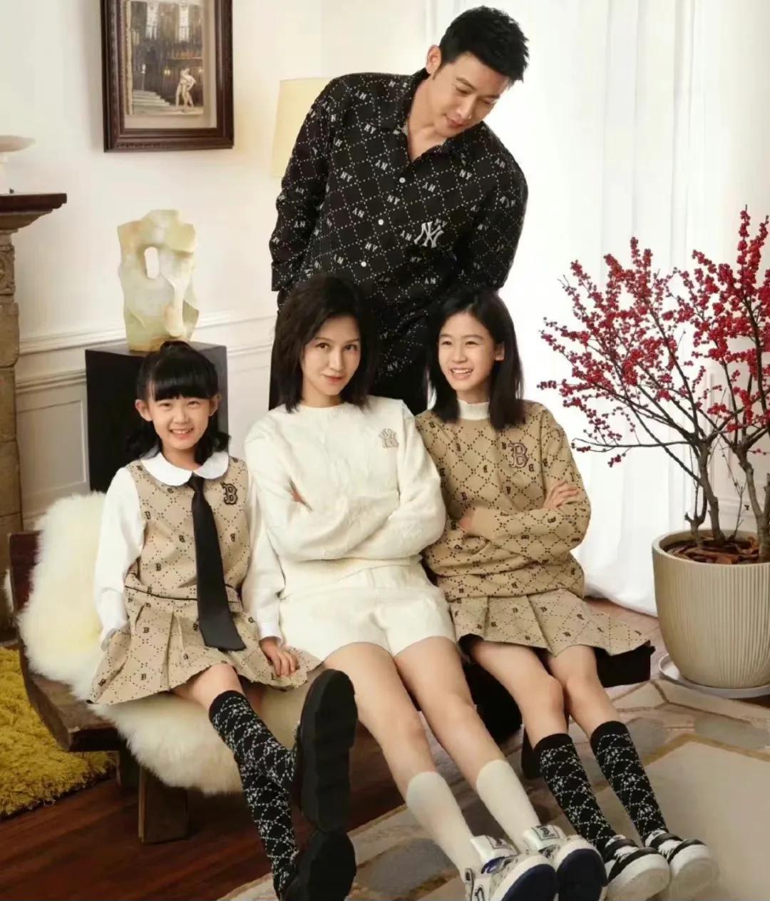 Looking at the photos of Lu Yi's family, I feel that every one is ...