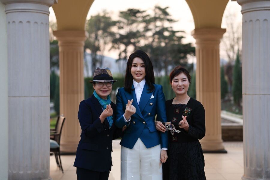 The 50-year-old first lady of South Korea's spring outing photo was ...