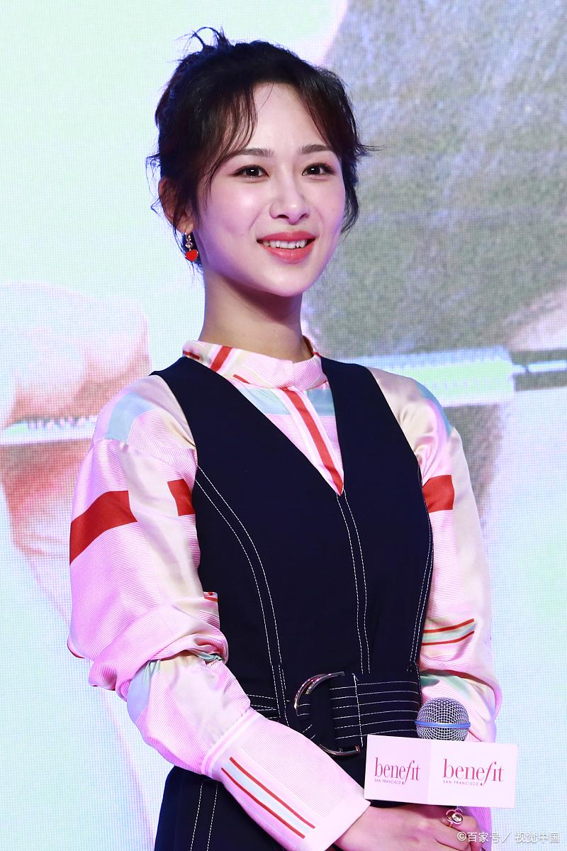 A fan ran into Yang Zi in Thailand. Yang Zi was dressed in all black ...