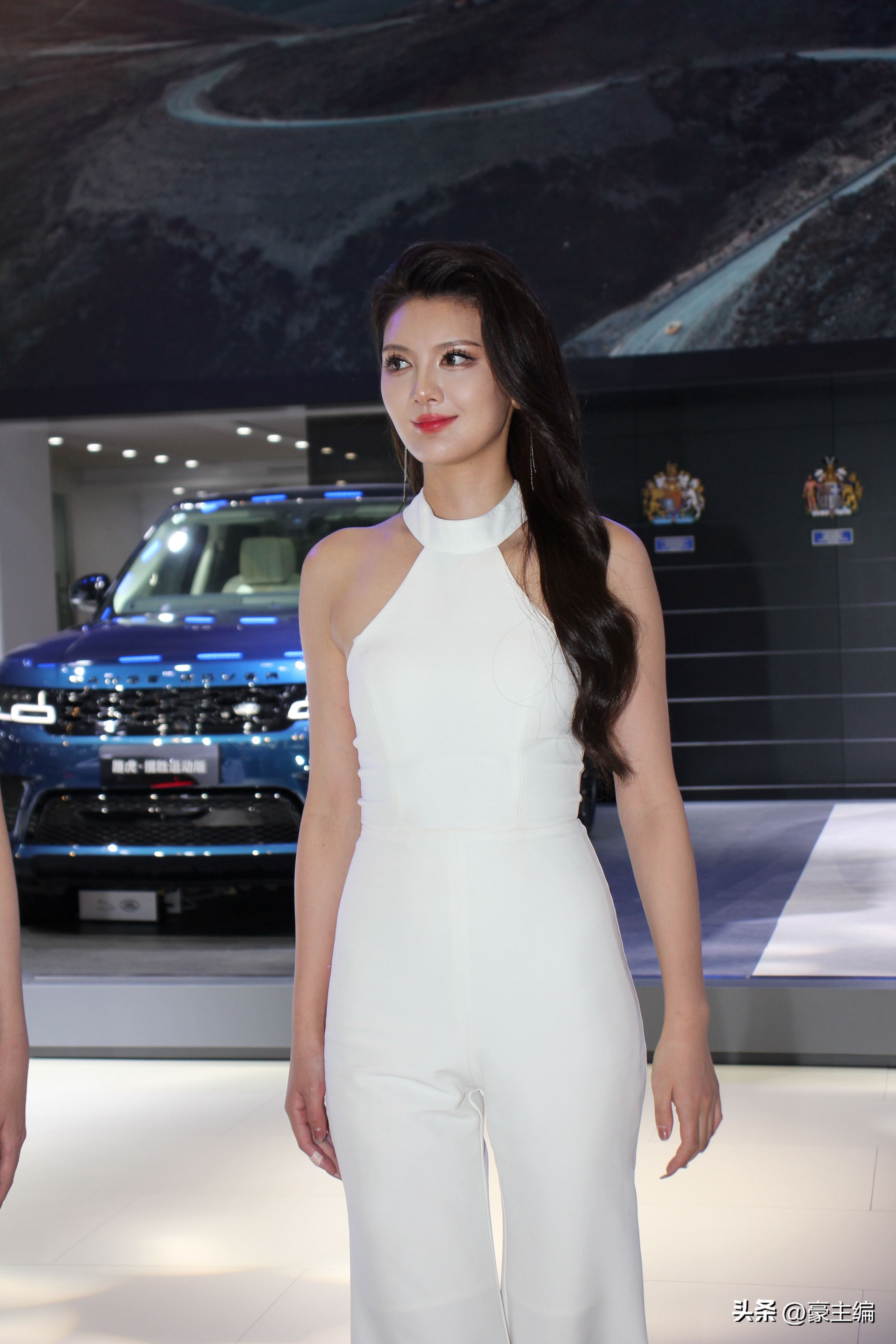 The glamorous car model looks like Emma Watson, netizens: It must be a ...