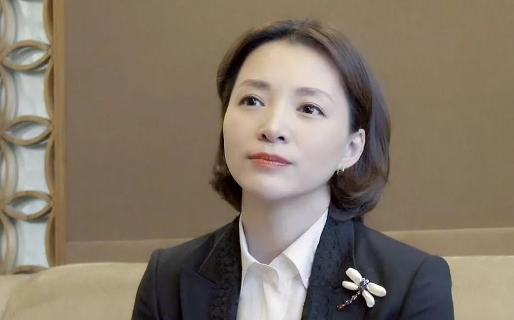 Dong Qing, the host of CCTV, is very dedicated to her work despite her ...