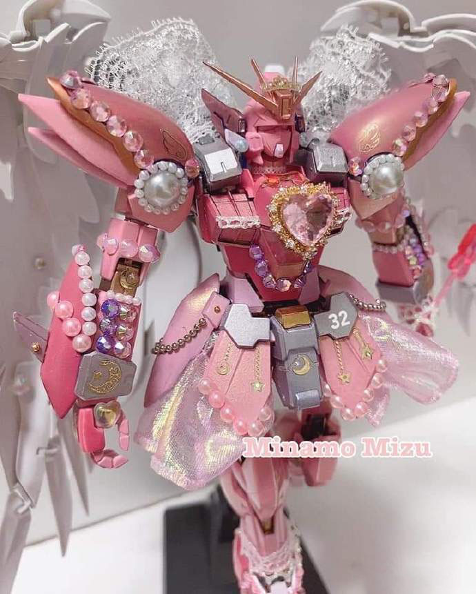 Female Gundam player transforms pink flying wing Gundam model - iNEWS