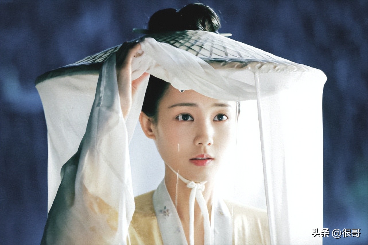 The eight actresses in "The Knockout" put on ancient costumes, the most ...