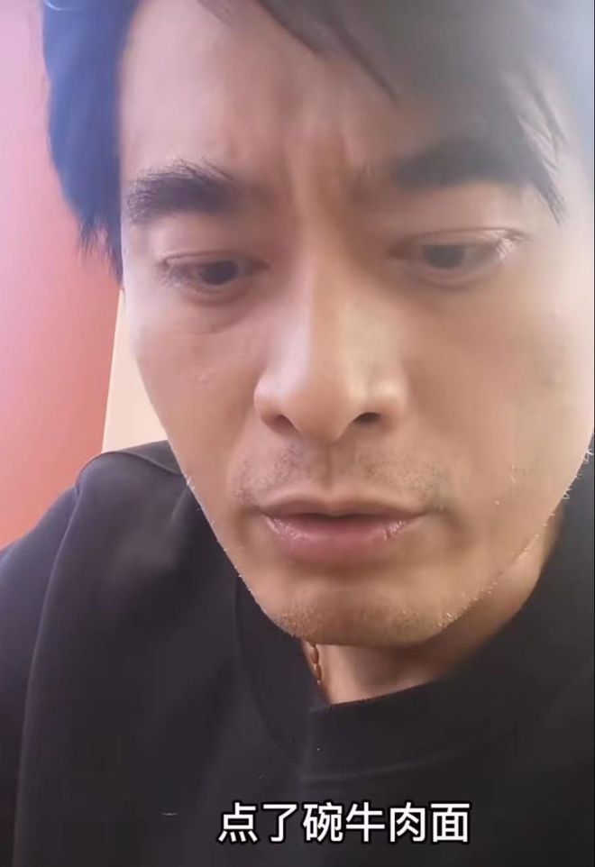 Shanghai actor Chen Long showed up at the airport unshaven! Tucao beef ...