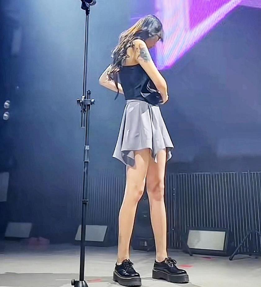 Xu Geyang, who ranked 4th in "China's New Sing", sang in a bar. Her ...