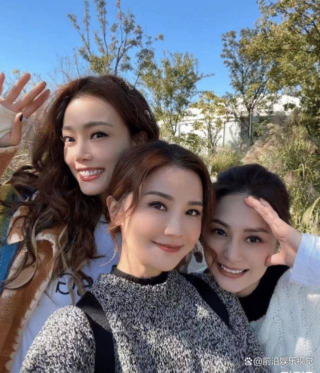 鍾欣潼蔡卓妍紀念Twins22周年，曬出合照親密貼臉笑容甜美 - 頭條匯