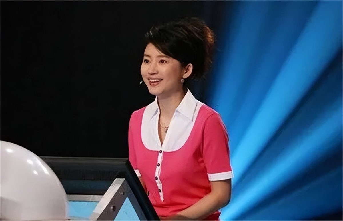 Wang Xiaoya's recent situation, she wears old-fashioned clothes but can't hide her elegance ...