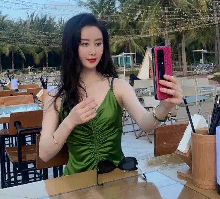 Shu Chang's figure in Sanya holiday show is very well maintained, and ...