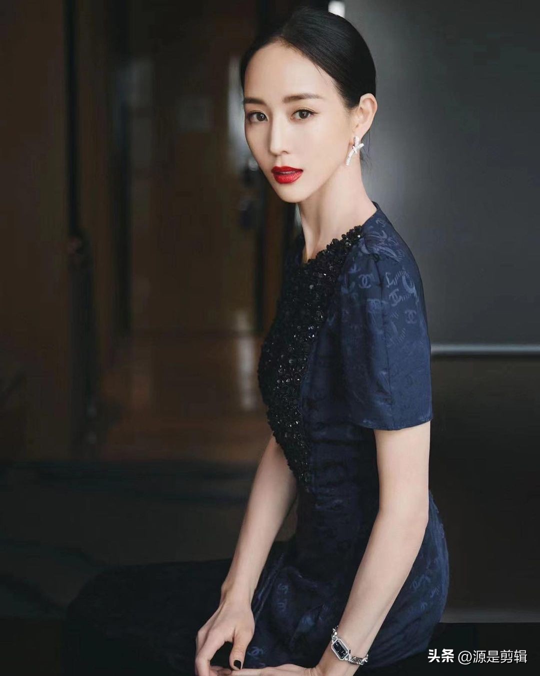 Appreciate the beautiful photos of Zhang Junning in a black dress - iNEWS