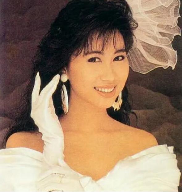 55-year-old Hong Kong sister Yang Baoling recently exposed, showing off ...