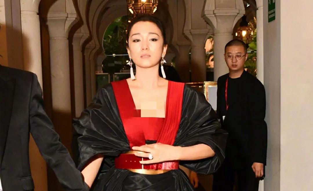 The 31-year-old Zhou Dongyu's expression and temperament began to move closer to Gong Li, but ...