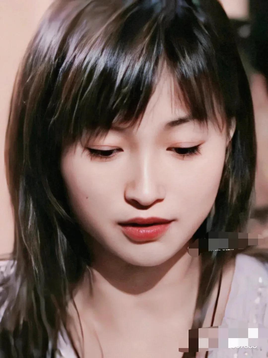 The sweetheart among Hong Kong sisters, Li Qihong makes you feel sexy is worthless in front of ...