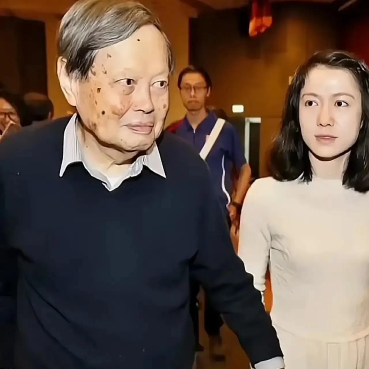 28-year-old Weng Fan married 82-year-old Yang Zhenning, is love really ...