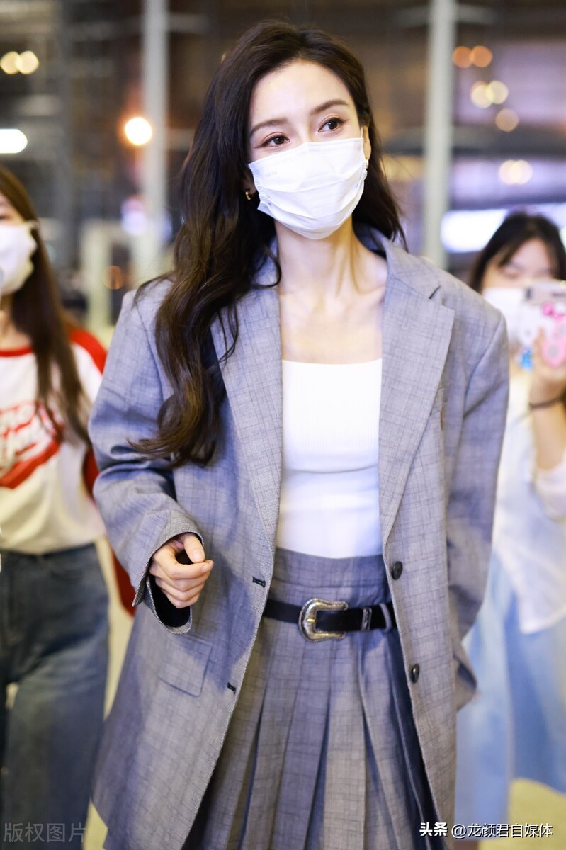 Angelababy Yang Ying appeared at the Shanghai airport in a loose suit ...