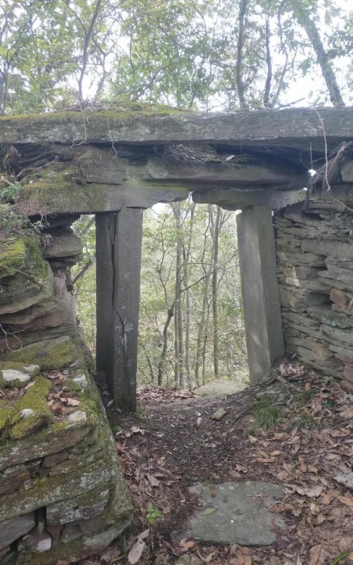 The top of the cliff!Exploring the Secrets of Baihe Wanfo Village - iNEWS