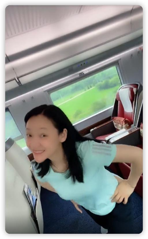 The well-known host Zhou Qun dances in the high-speed train, twisting ...
