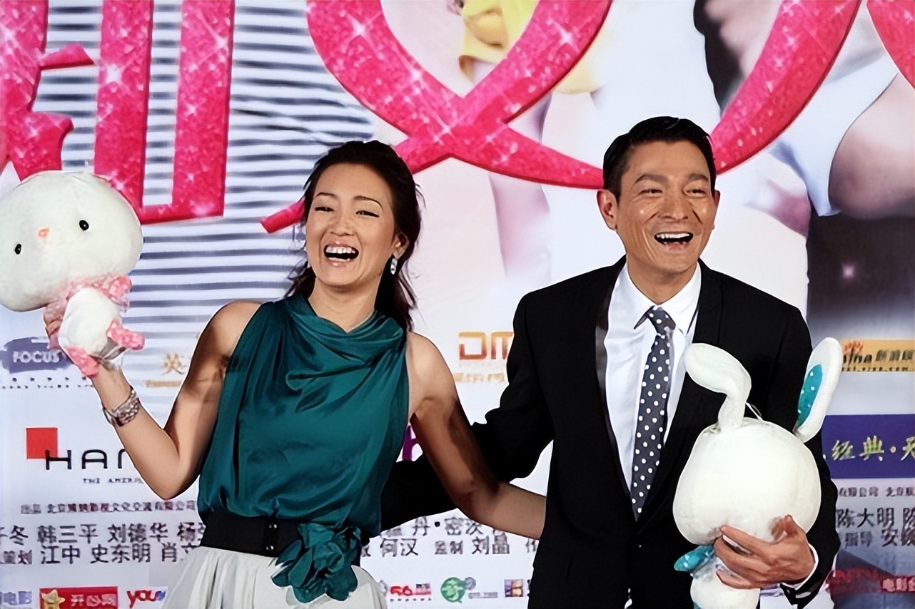 Gong Li and Andy Lau are in the same frame, the goddess is charming and shows the feeling of a ...