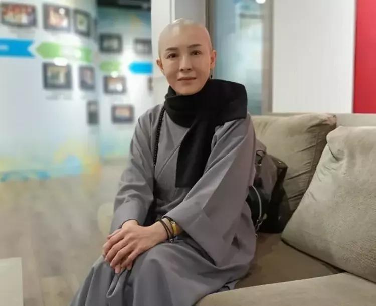 Famous actresses rarely show up for 2 years as a monk! The 52-year-old ...