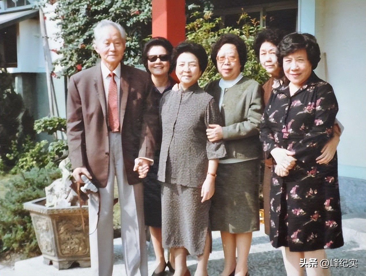 Sun Liren, who was under house arrest by Chiang Kai-shek, accompanied ...