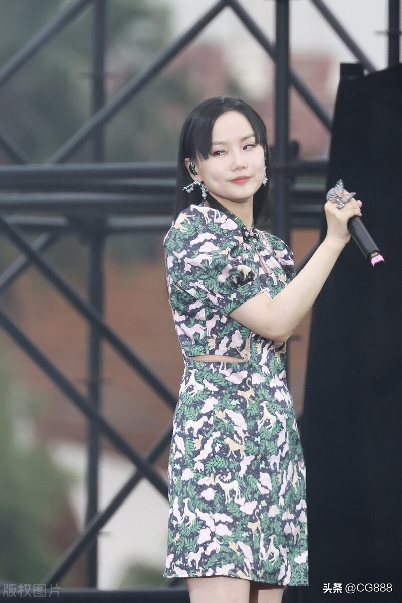 Huang Ling sang at Chengdu Happy Valley Graduation Song - iNEWS