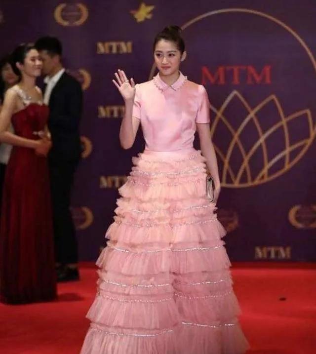 The red carpet style has been complained many times, Guan Xiaotong actually asked Yang Di this ...