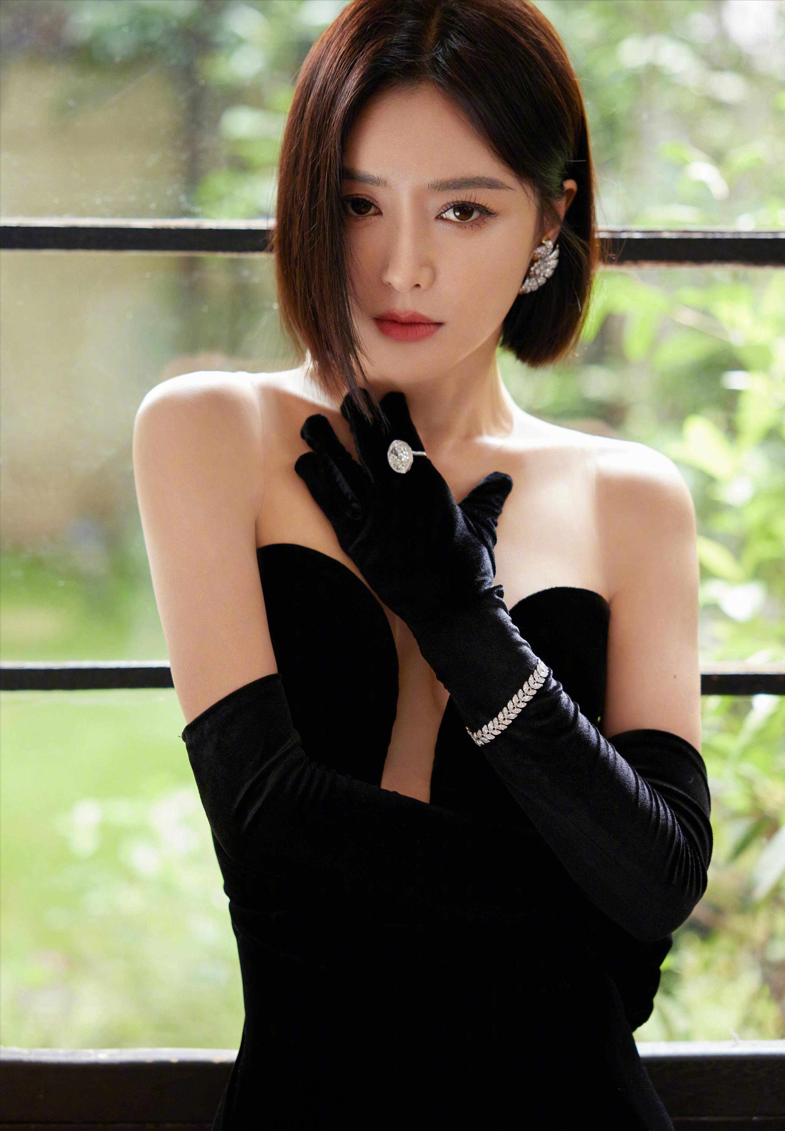 At the event, Qin Lan showed off her figure in a hollow dress, and Zhao ...