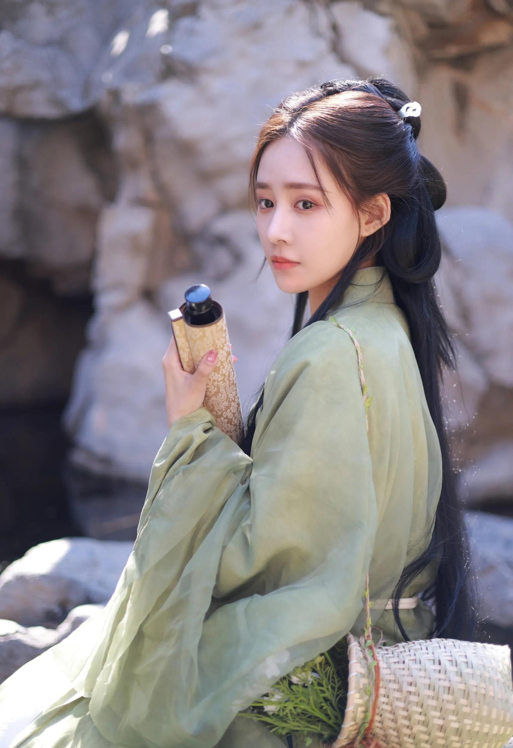 "Treasure Actress" He Yimeng - iNEWS