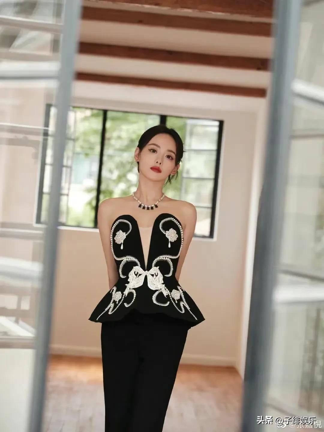 Zhang Jiani, a beautiful and sexy photo album, pure and lustful, with a ...