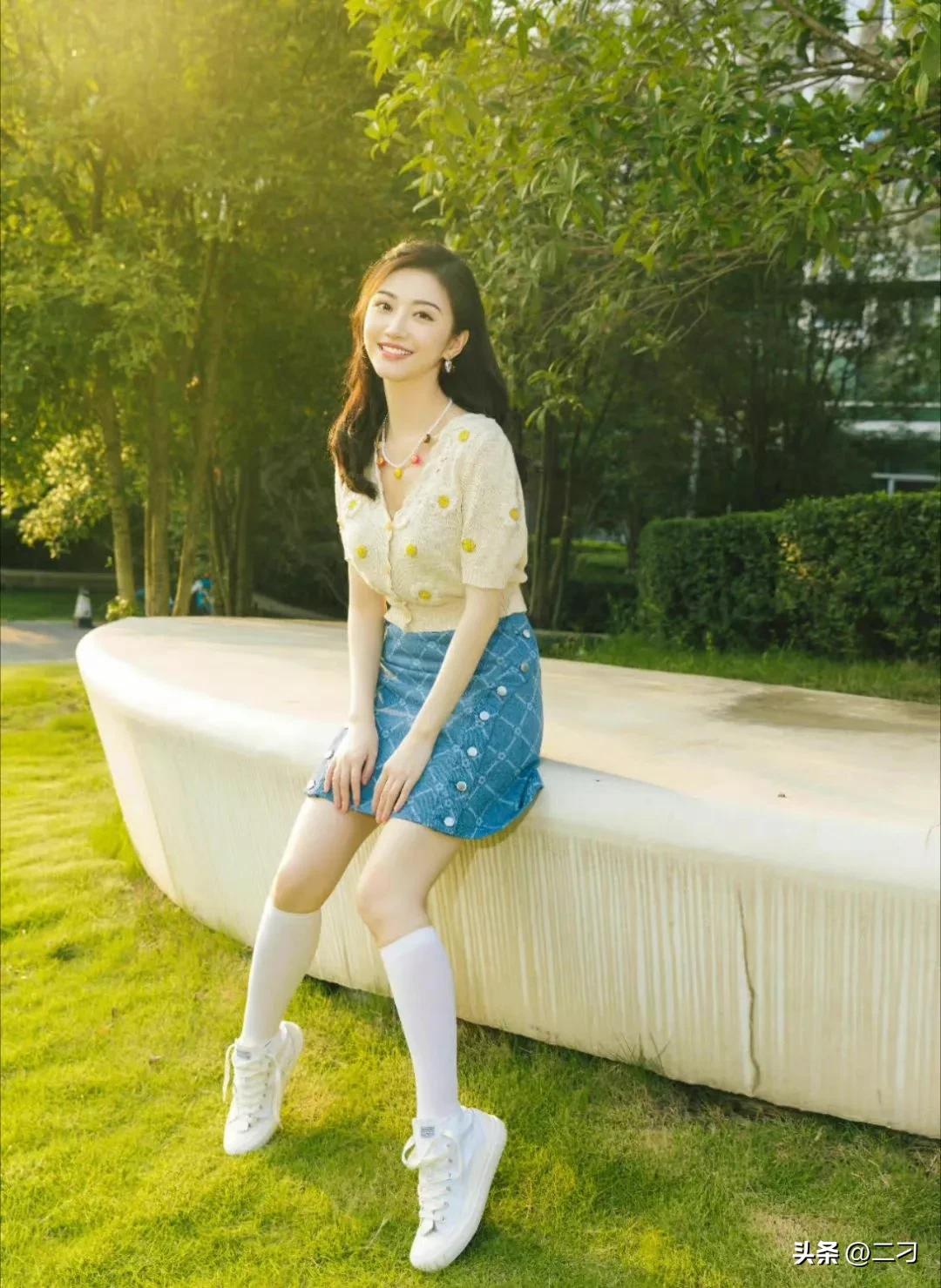 Jing Tian is cute and lovely outdoor photo - iNEWS