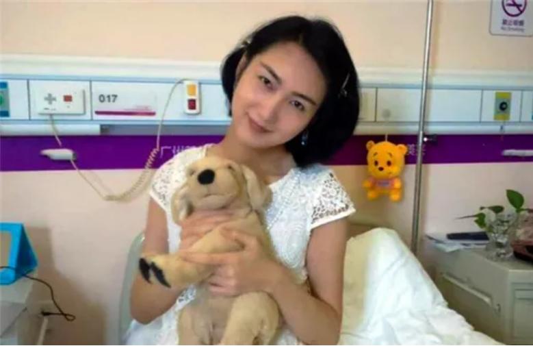 In 2005, Liu Ting, who "carried her mother to school", became a transgender daughter 10 years ...