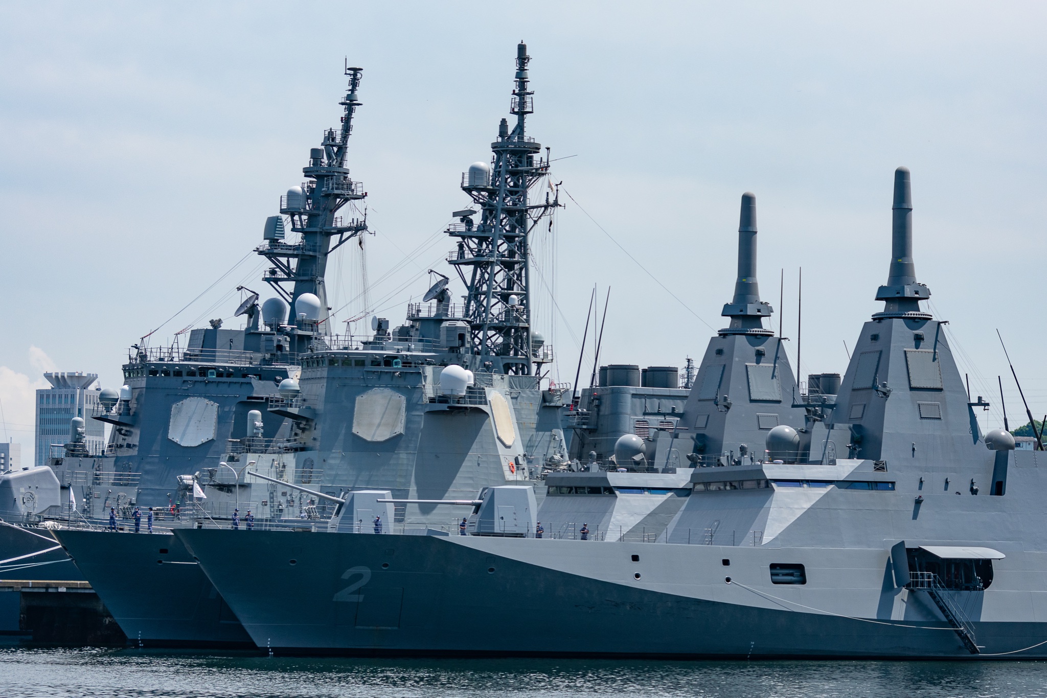 Two Japanese frigates docked in Yokosuka side by side, and the photos ...