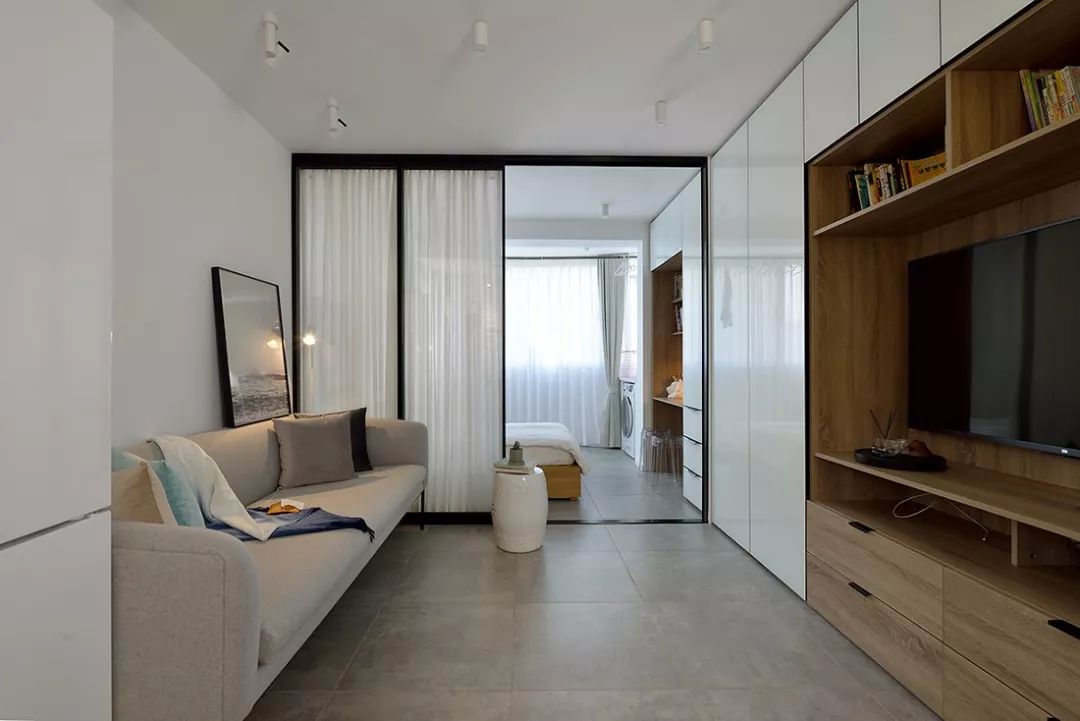 The 67-square-meter small apartment has a simple style, and the balcony ...
