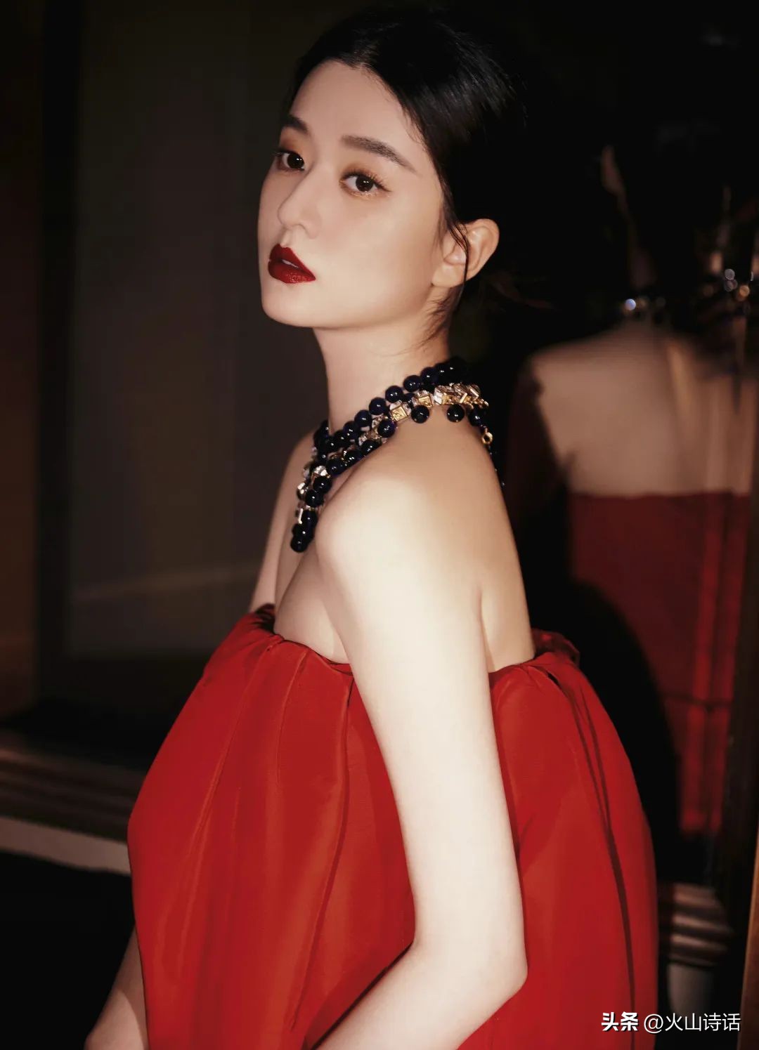 Qiao Xin wore a red tube top cloak dress to celebrate the New Year, her ...
