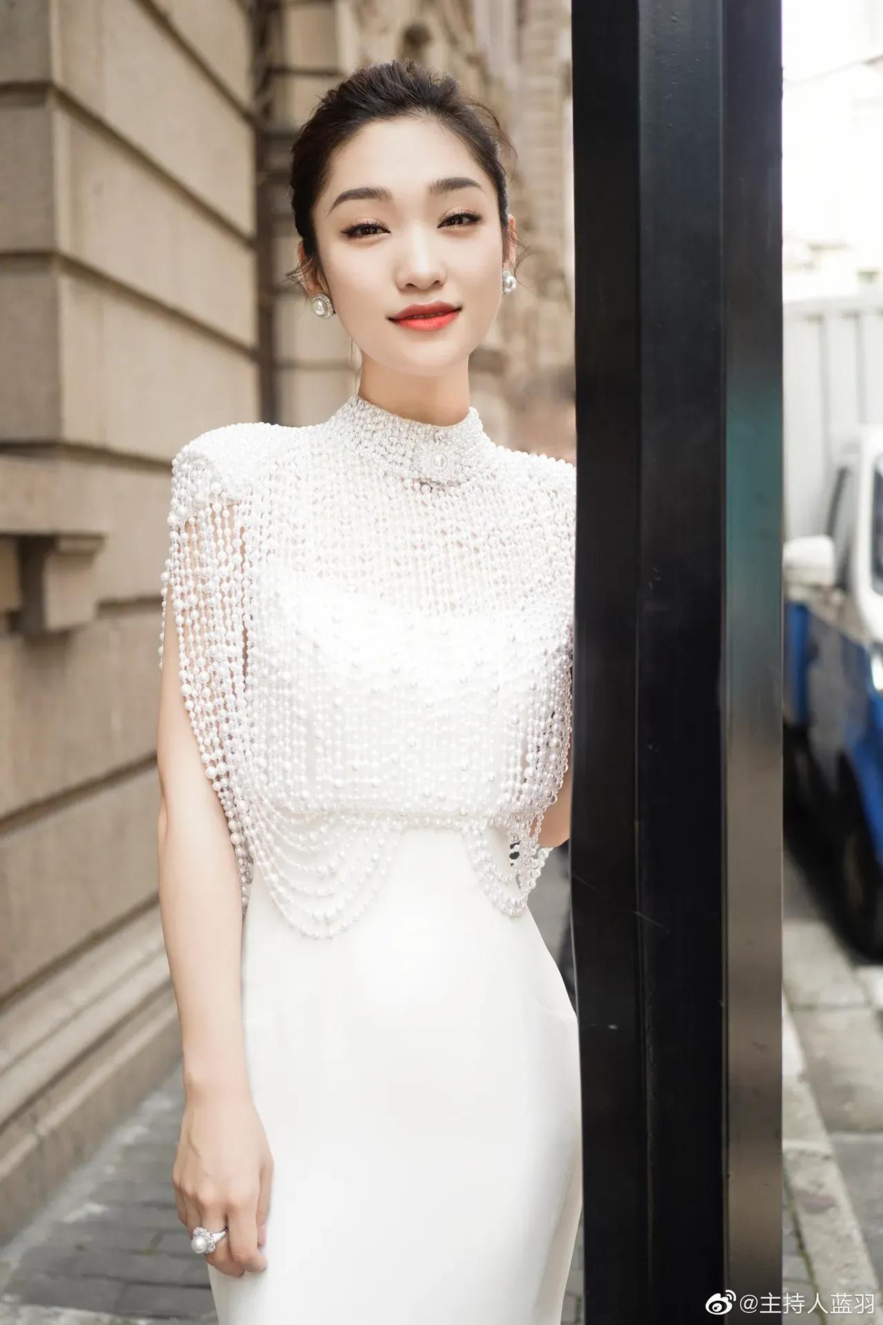 Elegant host Lan Yu - iMedia