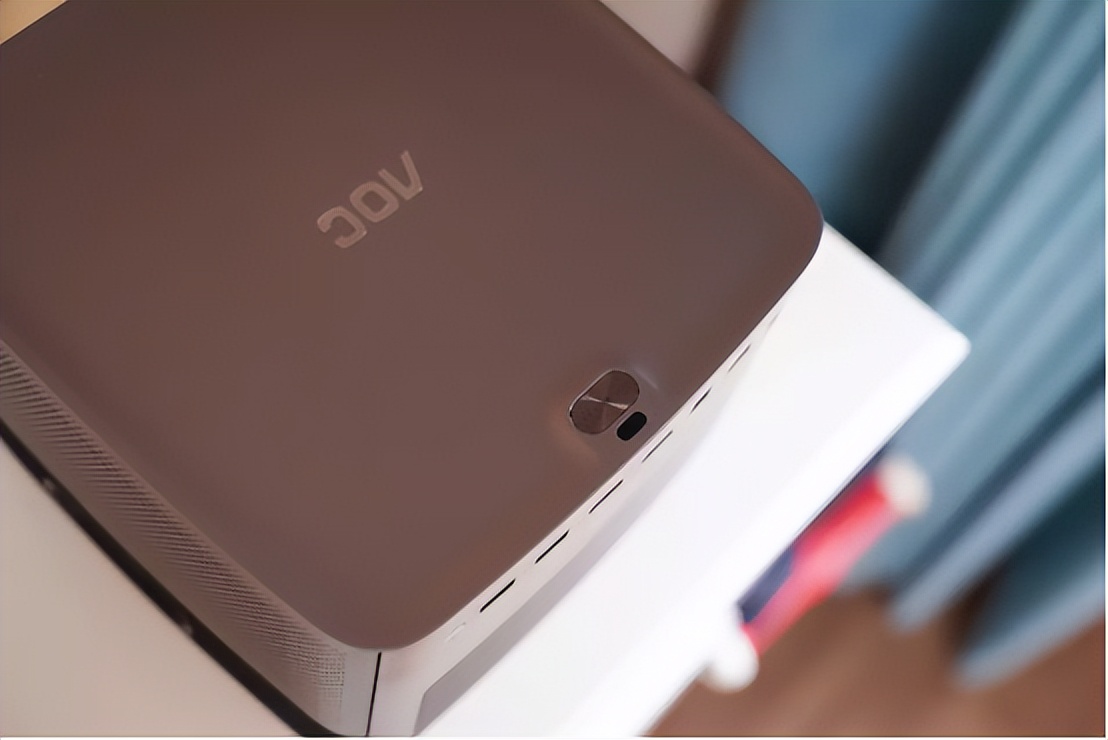 比肩電視效果，無懼陽光，不挑場景隨便看！AOC L1S雷射投影評測 - 資訊咖