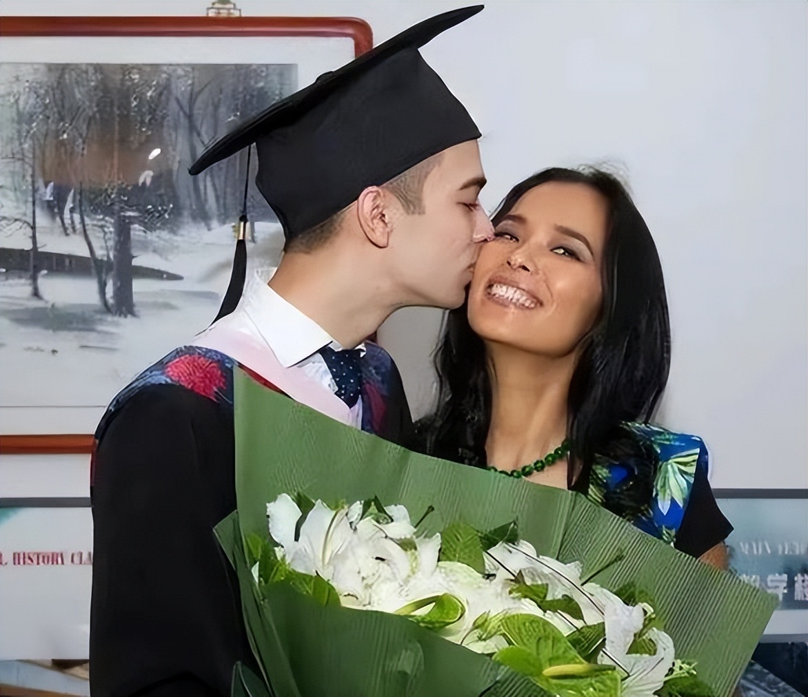 Wei Wei's eldest son graduated from Tsinghua University with a master's ...