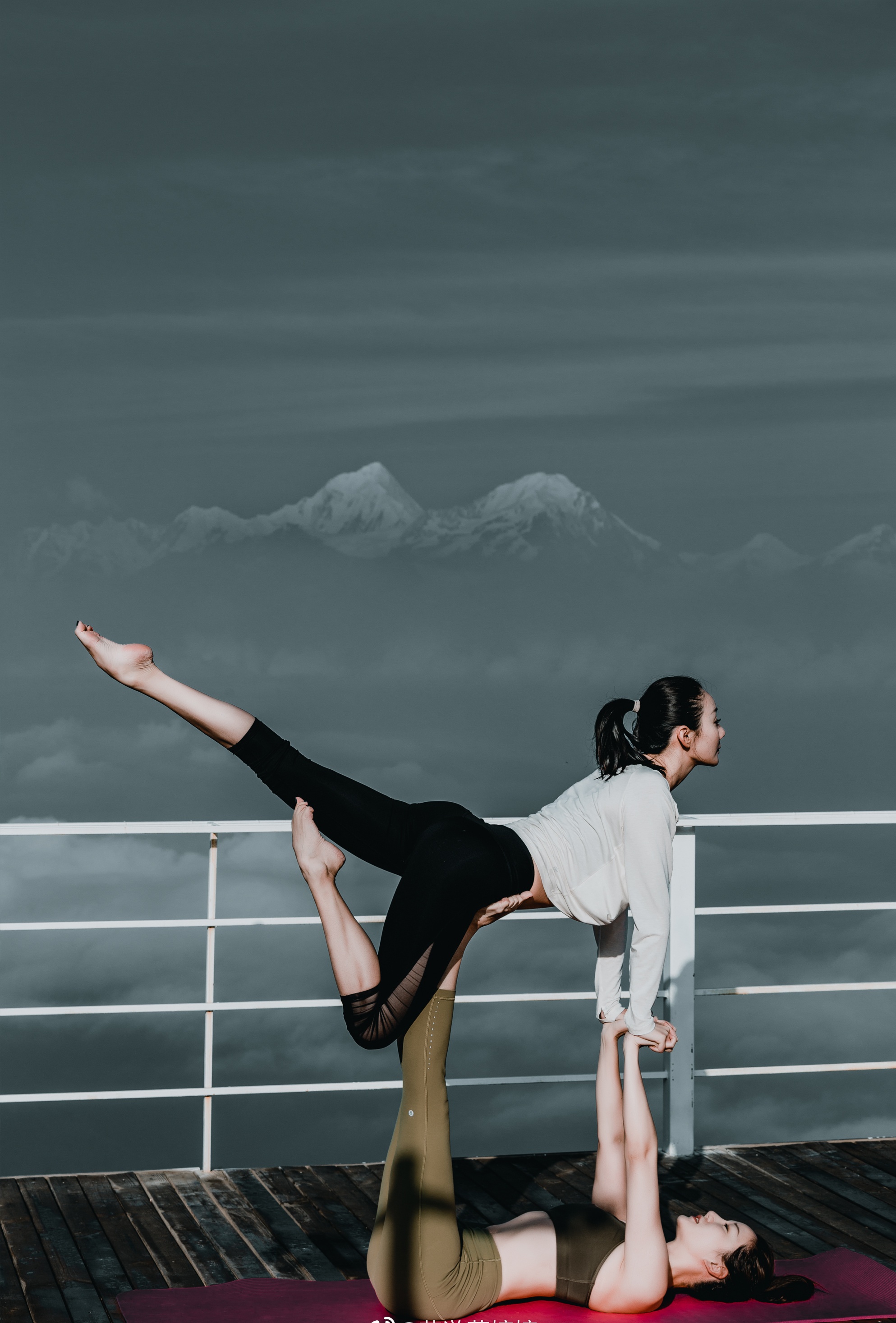 "Goddess of Synchronized Swimming" Jiang Tingting takes a photo of alpine yoga, with graceful ...