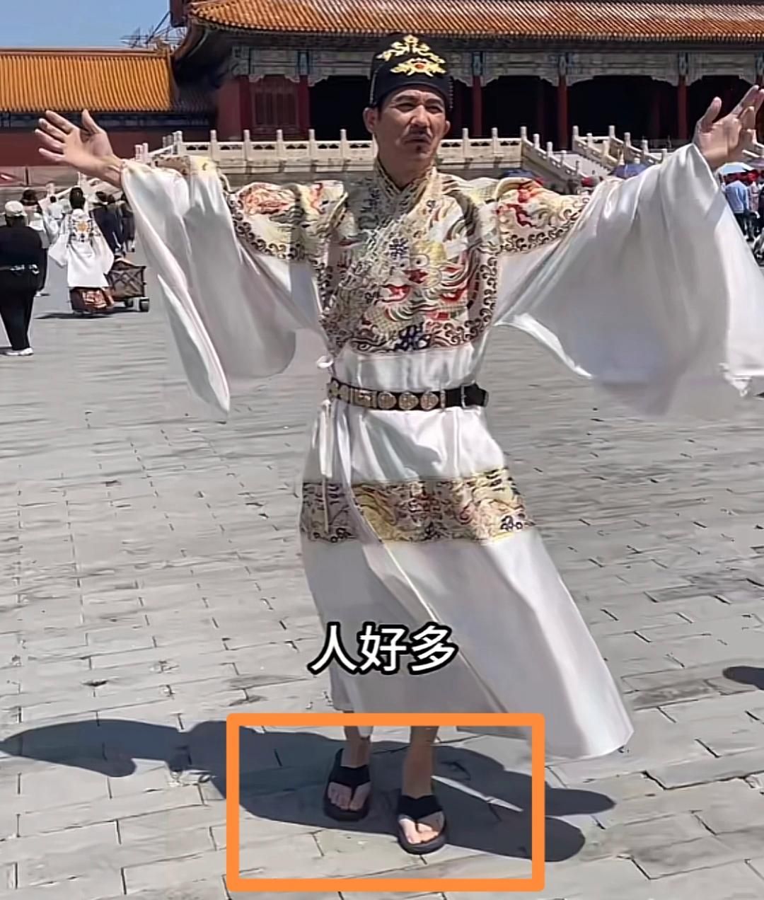 Li Zixiong's family visits the Forbidden City, wearing ancient costumes ...