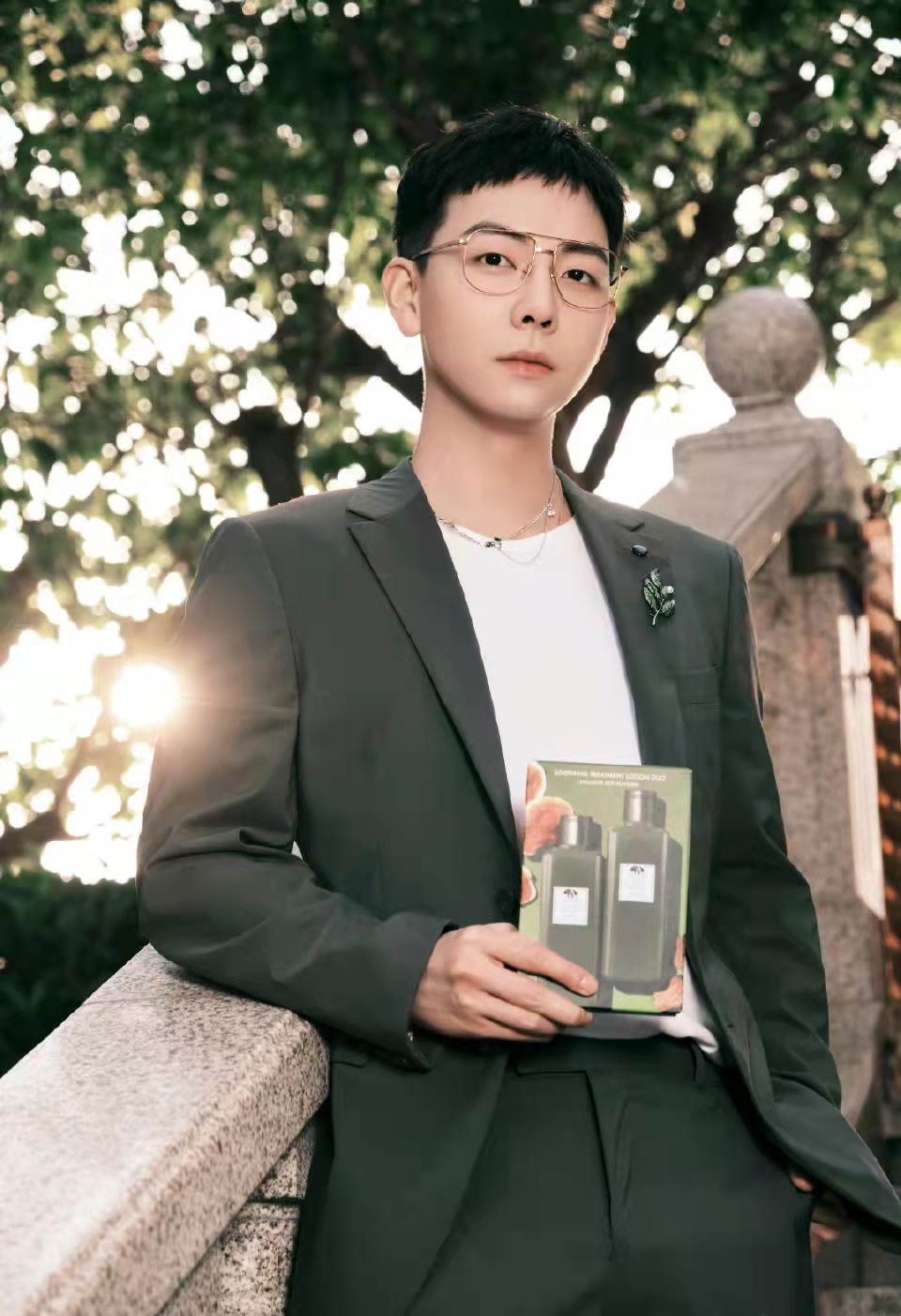 Hu Xia wears a simple dark green suit with a white T inside ...