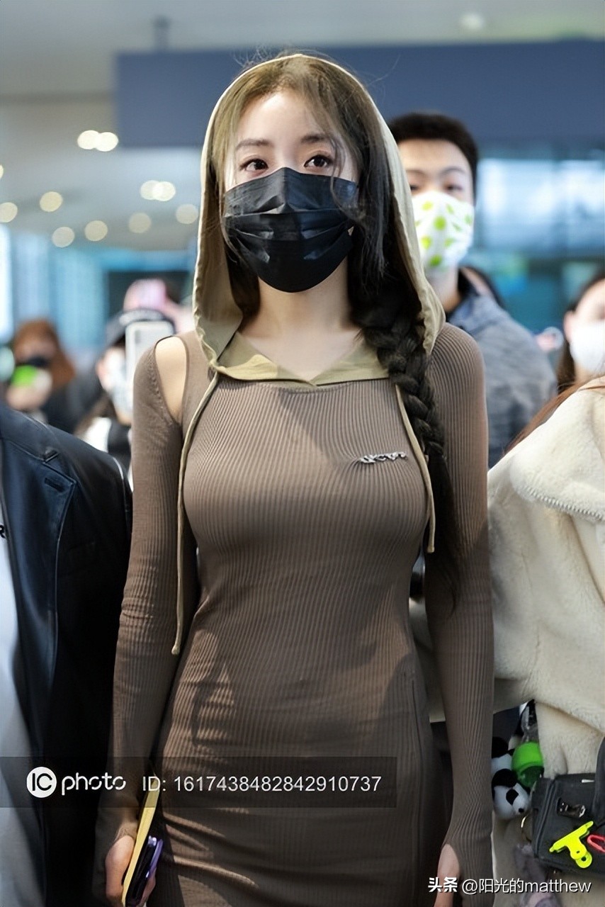 Yu Yan was wearing a hooded suit with a heroic appearance, and many fans gathered around to take ...