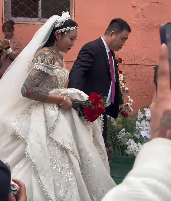 "Girl with flower arms" gets married, who dares to make trouble - iMedia
