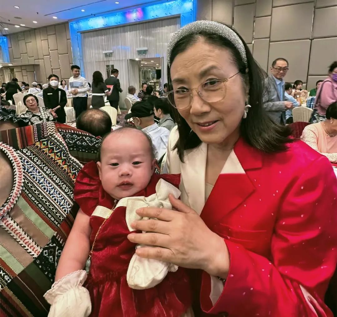 Luo Jiaying and his wife were respected at the wedding banquet of their ...