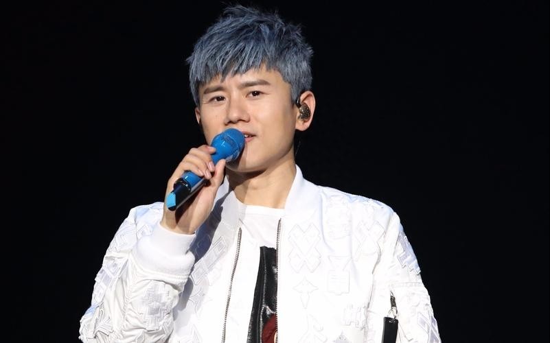 Laughing dead, without a single masterpiece, but being praised as the ...