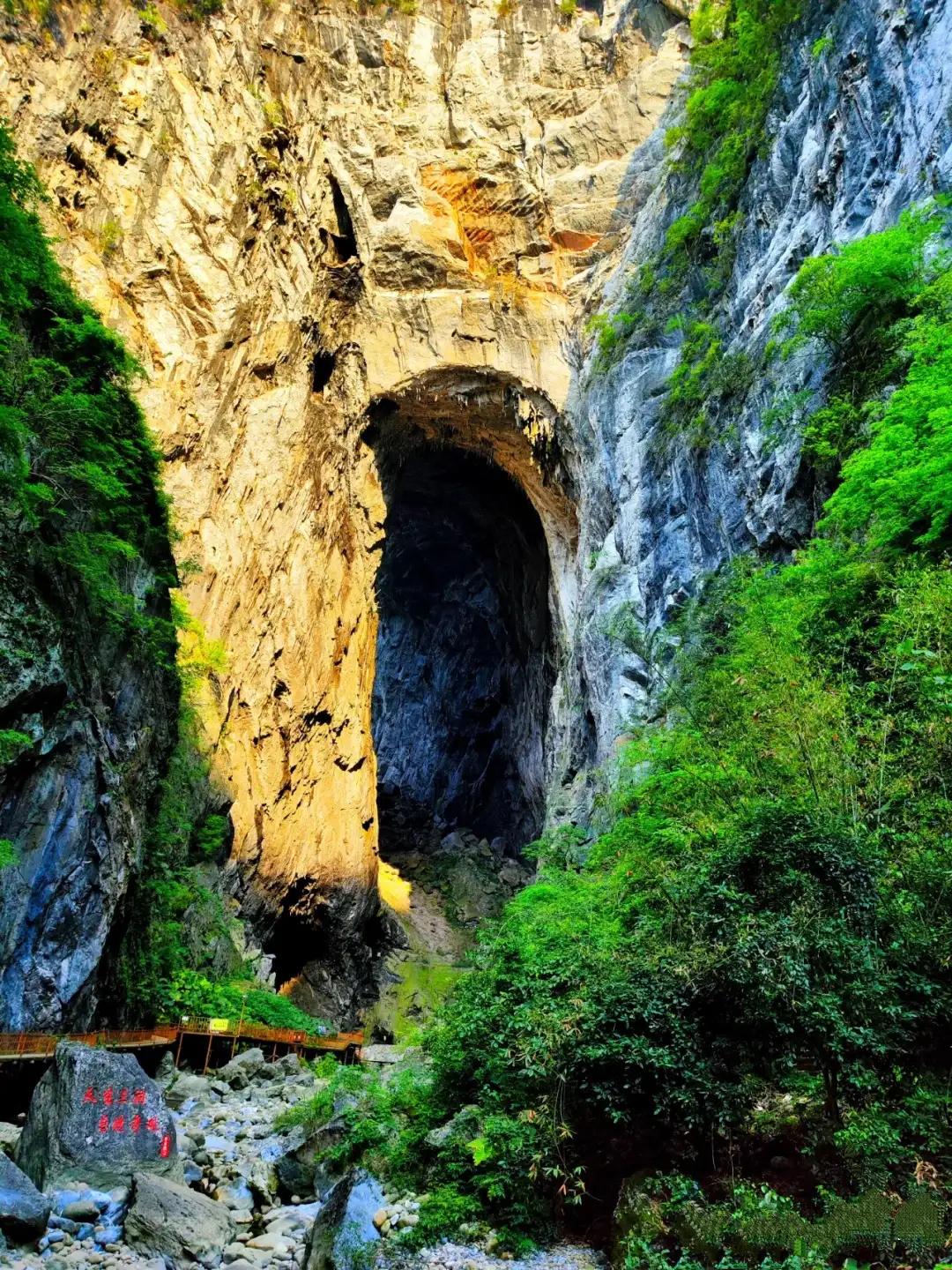 A paradise hidden in the mountains!Passing through this strange cave ...