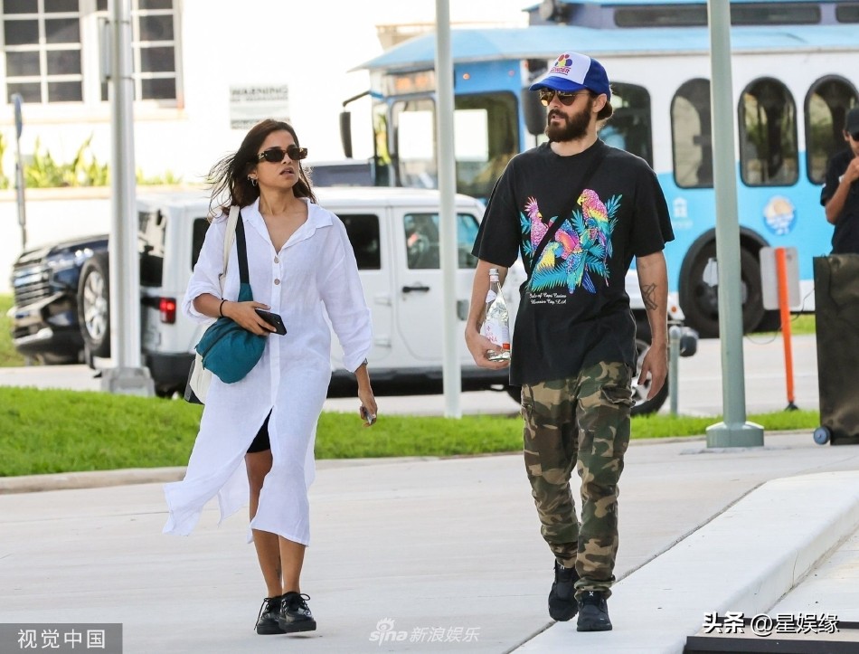 Jared Leto's sunglasses are cool and handsome, walking with a woman on ...
