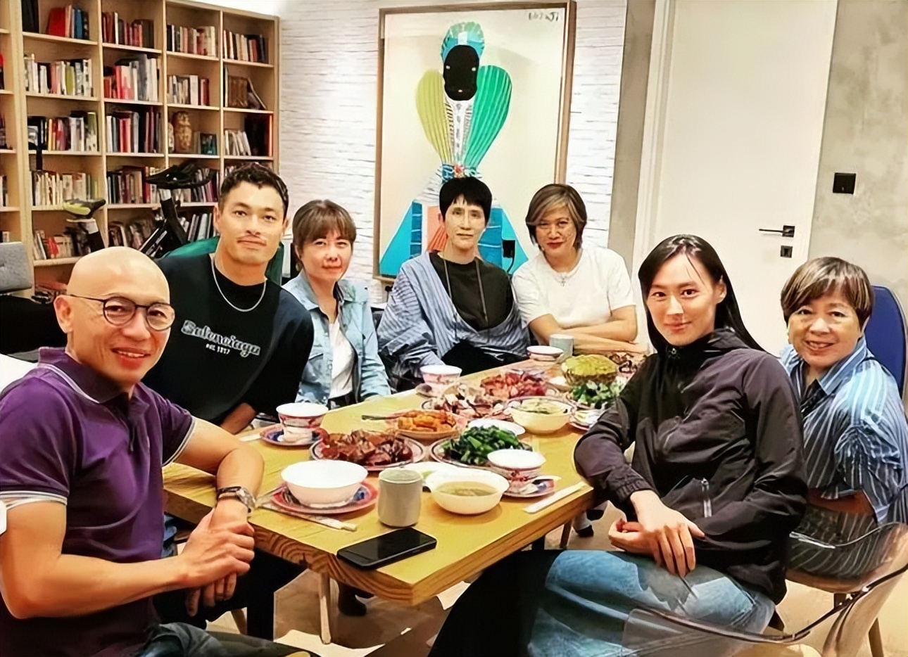 Liang Luoshi participated in the crew dinner and took a photo with Lin ...