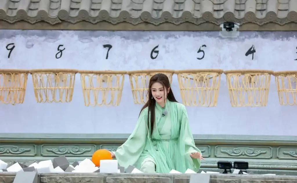 Actress Bailu's cyan costume makes people go deep into the story of Misty Rain Jiangnan - iNEWS