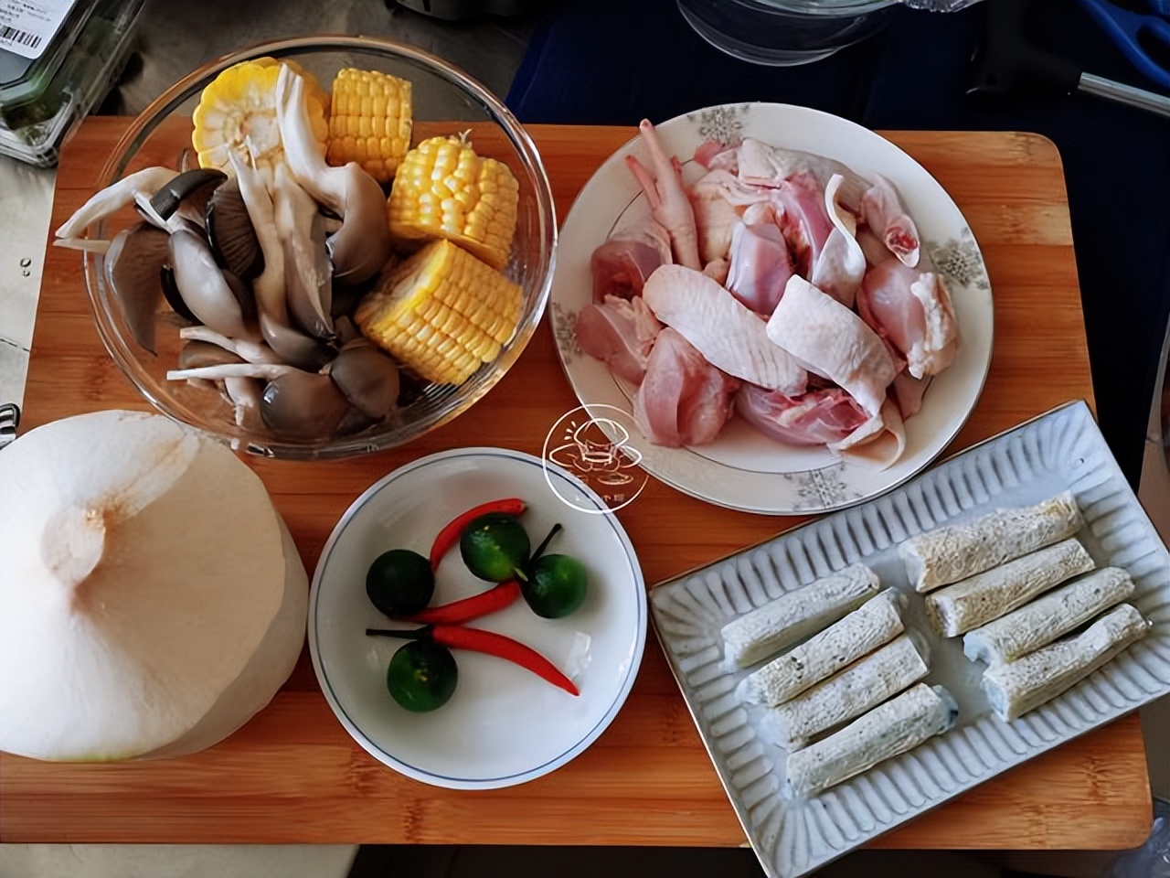 The child bought Wenchang chicken and coconut. The coconut chicken hot ...