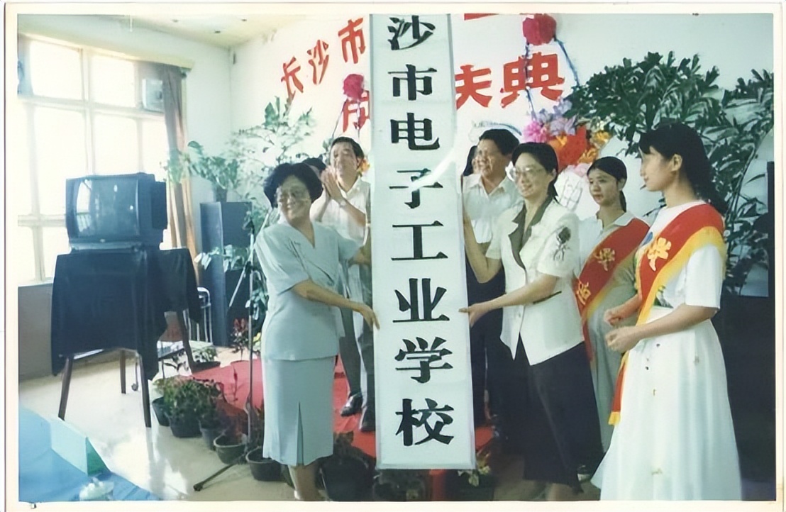 Reminiscing about Fuxiang Girls' High School and my "uncle" - iNEWS