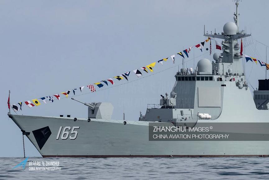 解放軍16艘戰艦緊貼台島戰巡，美兩棲指揮艦靠近，052D前找不痛快 - 頭條匯